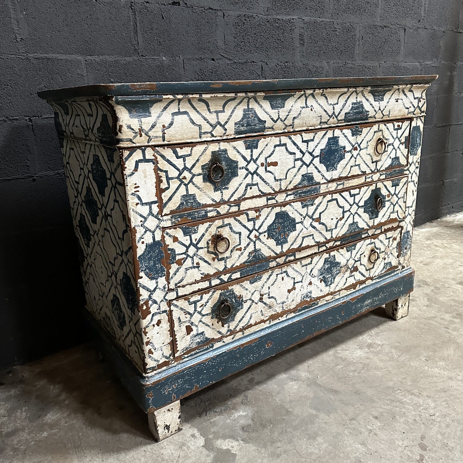 Spanish cabinet - Bull's Eye